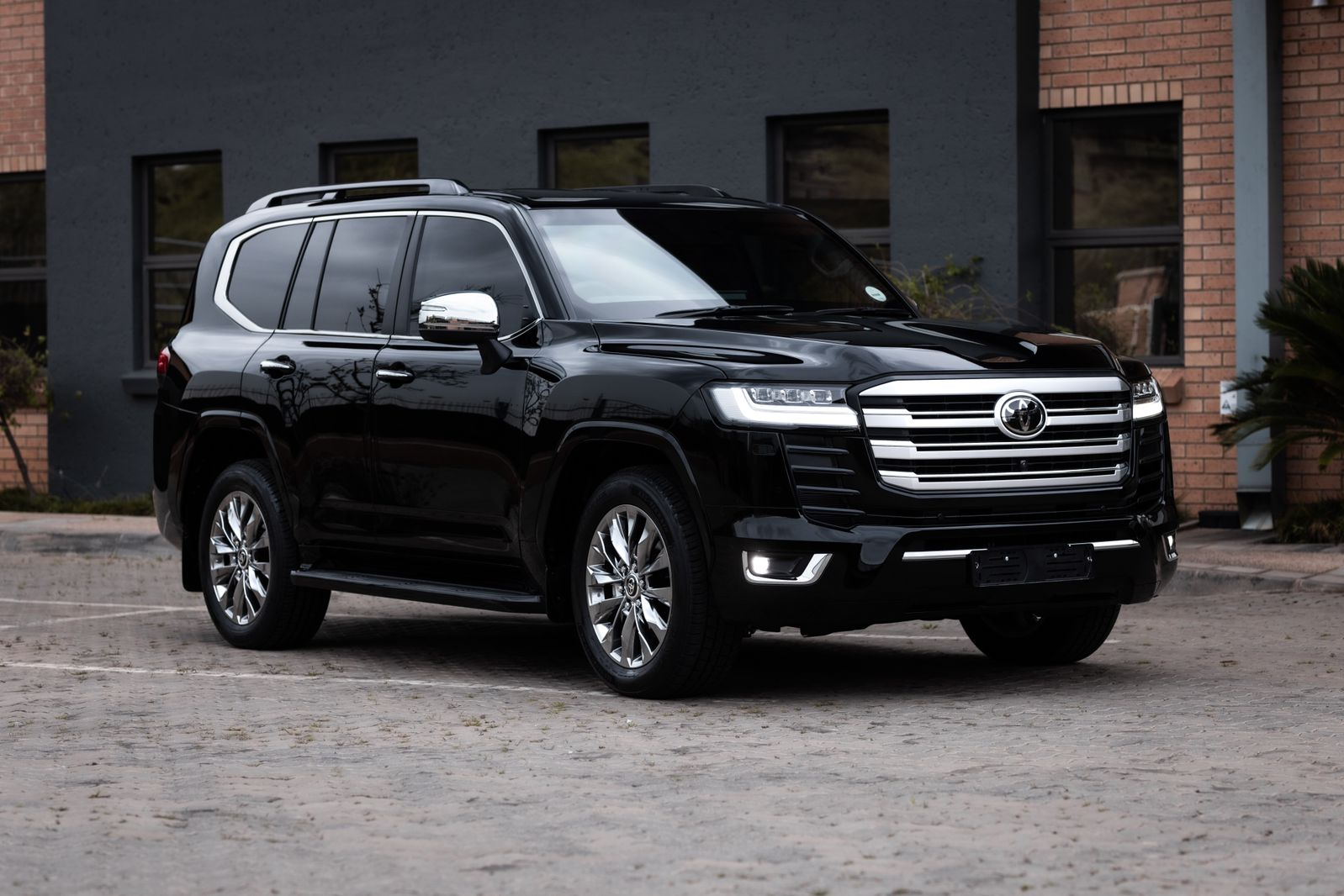 Services - Discreetly armored Toyota Land Cruiser 300 GXR/VXR in VR7 ...