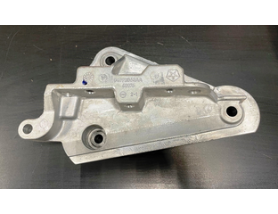 Кронштейн крепления опоры правой для волга сайбер