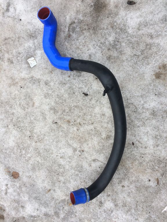 Volvo XC 90 - Volvo XC90T5 - малый патрубок интеркулера "на турбину"